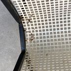 Bekijk Vintage Geperforeerd Metalen Tijdschriftenrek / Krantenmand ...