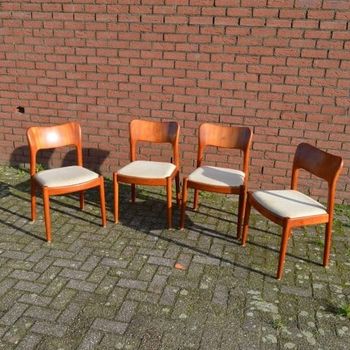 Retro Scandinavisch Design Eethoek Tafel Met 4 Stoelen | Eettafel ...