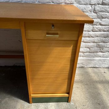 Klein Vintage Bureau Van Hout Met Rolkasten En Lades | Bureau | Vintage ...