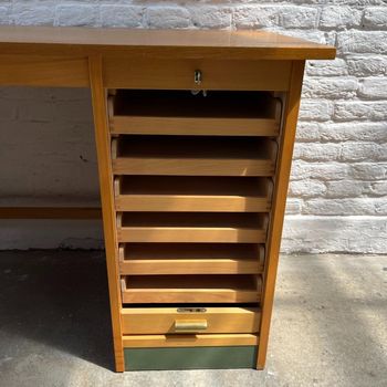 Klein Vintage Bureau Van Hout Met Rolkasten En Lades | Bureau | Vintage ...